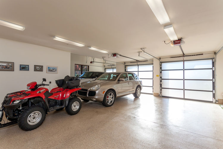 CarProperty.com / Spectacular Views 9 Car Garage Plus RV G...