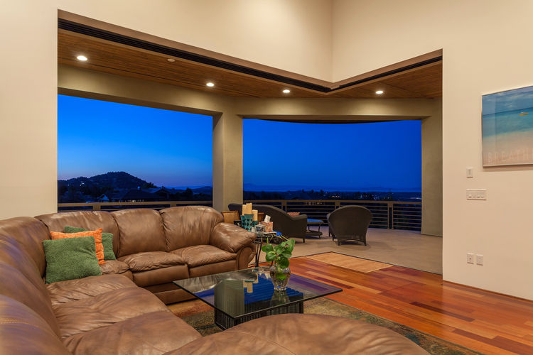 CarProperty.com / Spectacular Views 9 Car Garage Plus RV G...