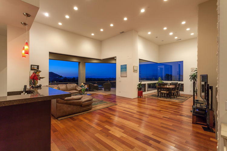 CarProperty.com / Spectacular Views 9 Car Garage Plus RV G...