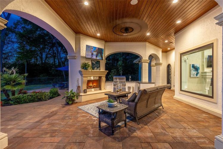 CarProperty.com / Climate Controlled 6 Car Garage and Hous...