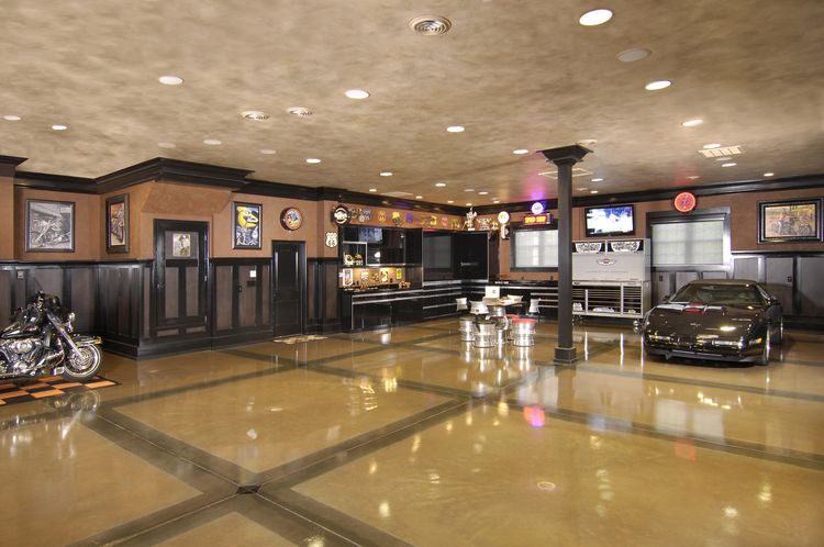 CarProperty.com / 6 plus Cars in this Showroom Garage with...