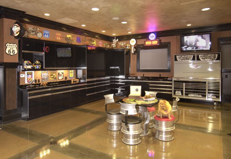 CarProperty.com / 6 plus Cars in this Showroom Garage with...