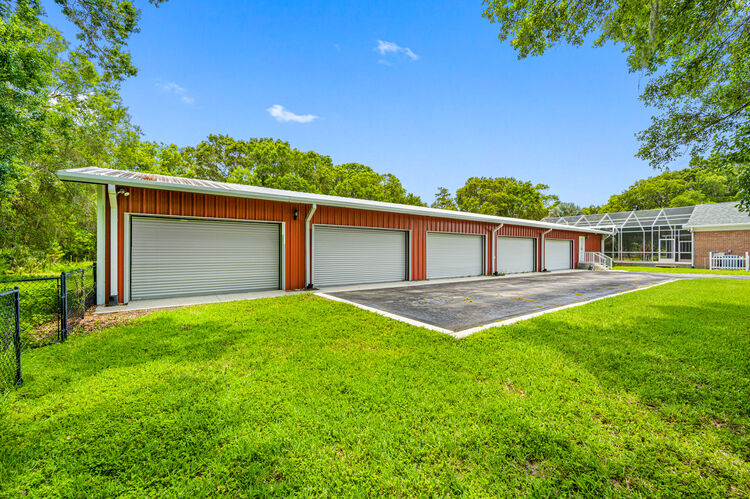 CarProperty.com / Florida House with a 12-Car Garage, Gues...
