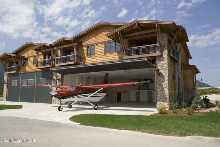 CarProperty.com / 3,000 s.f. Airplane Hangar House in Beau...