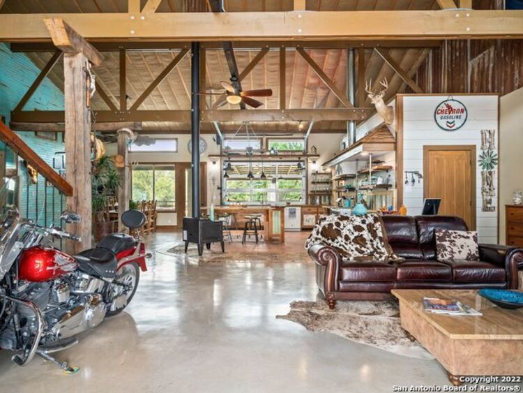 CarProperty.com / 5 Car Garage plus with this Unique Barnd...