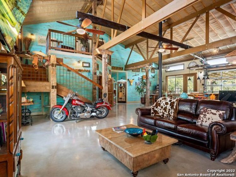 CarProperty.com / 5 Car Garage plus with this Unique Barnd...