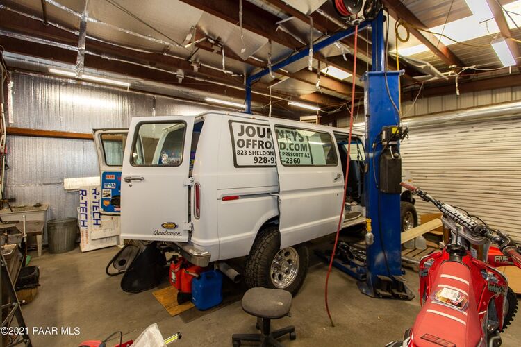 CarProperty.com / Home with Large Auto Shop