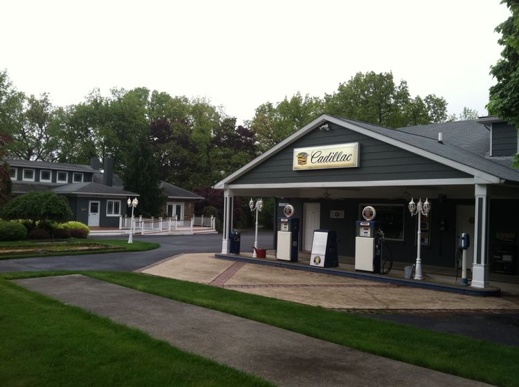 CarProperty.com / Houses with Big Garages for Sale