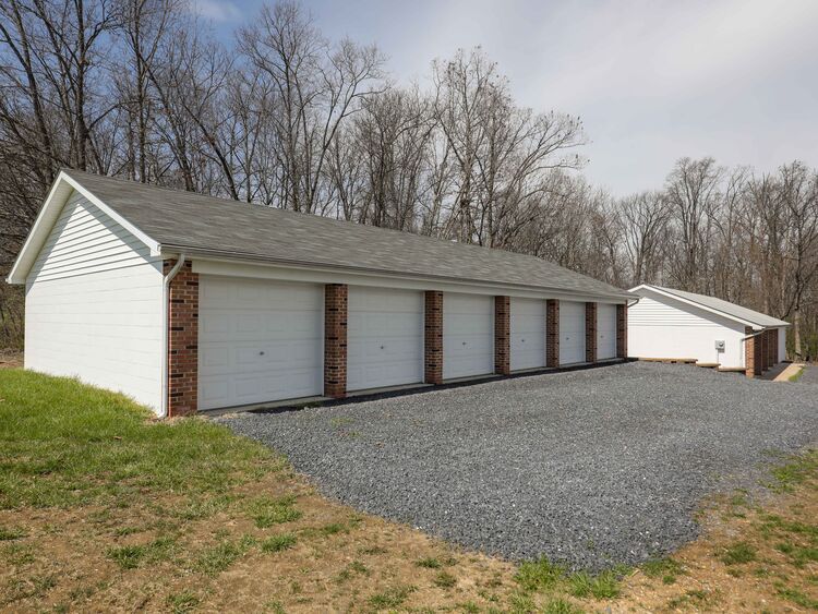 CarProperty.com / Ranch Home with 5 Large Garages