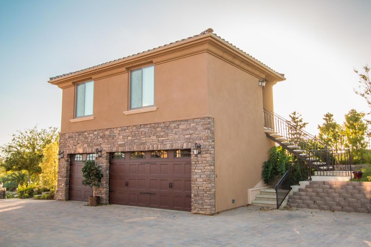 CarProperty.com / Amazing 6 Car Garage Home with Privacy a...